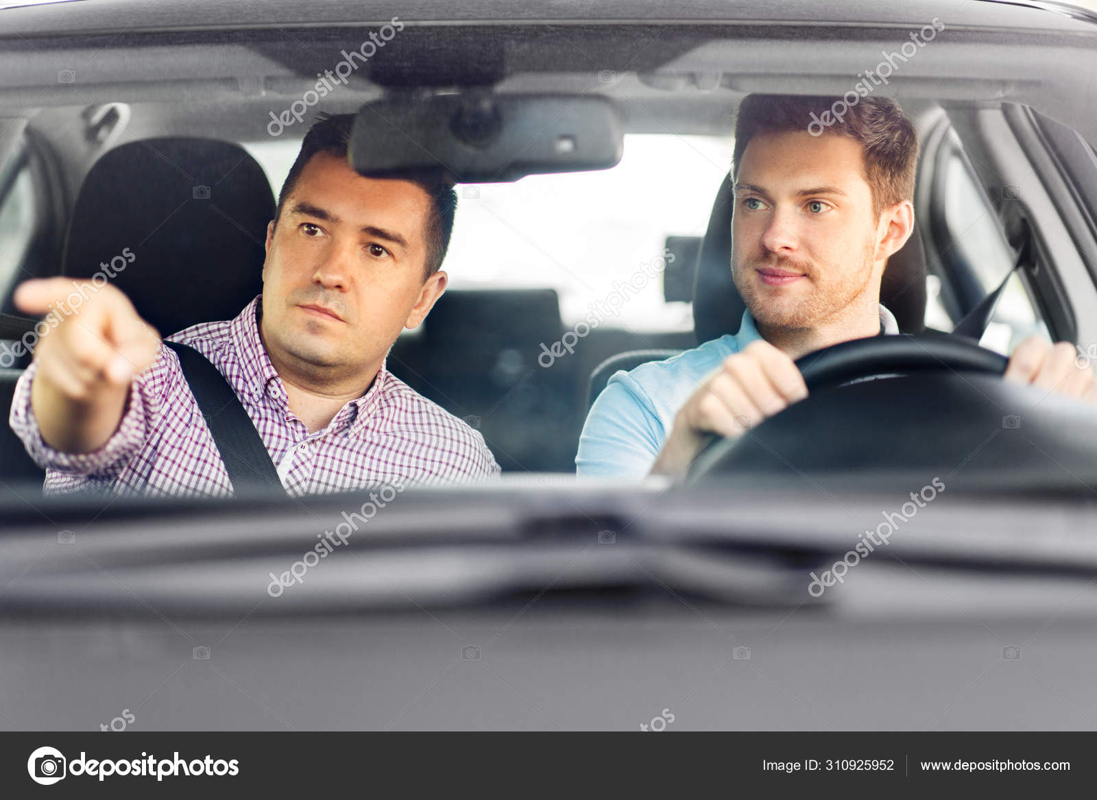 Coche escuela de conducción instructor enseñanza conductor masculino ...