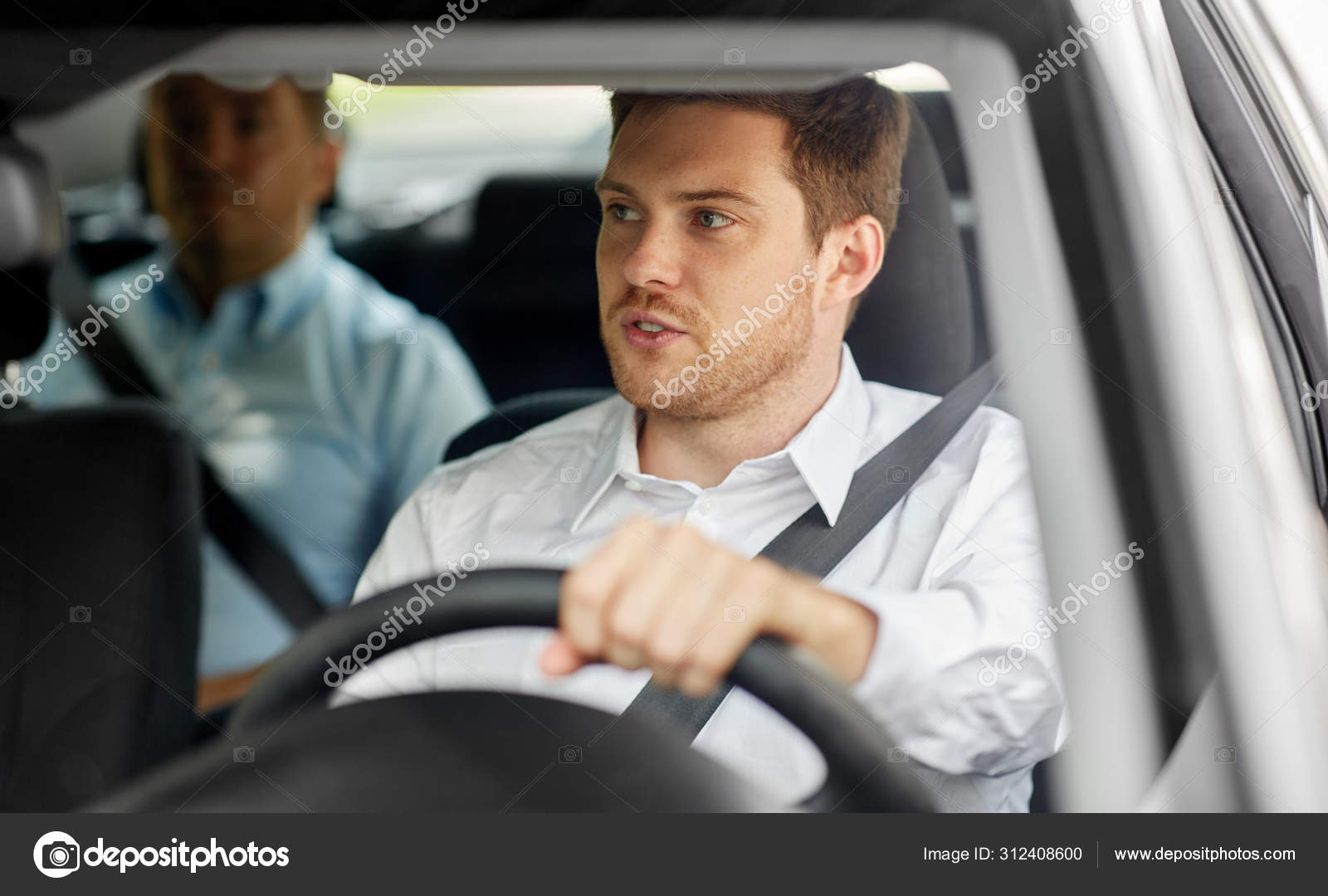 Conductor masculino coche de conducción con pasajero: fotografía de ...