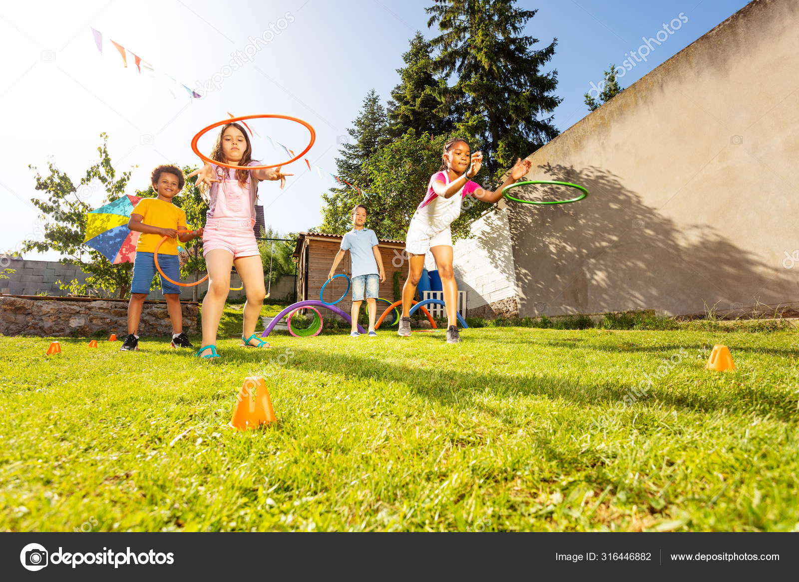 Grupo Niños Buceadores Con Objetivo Lanzar Aros Deportes Círculo Cono ...