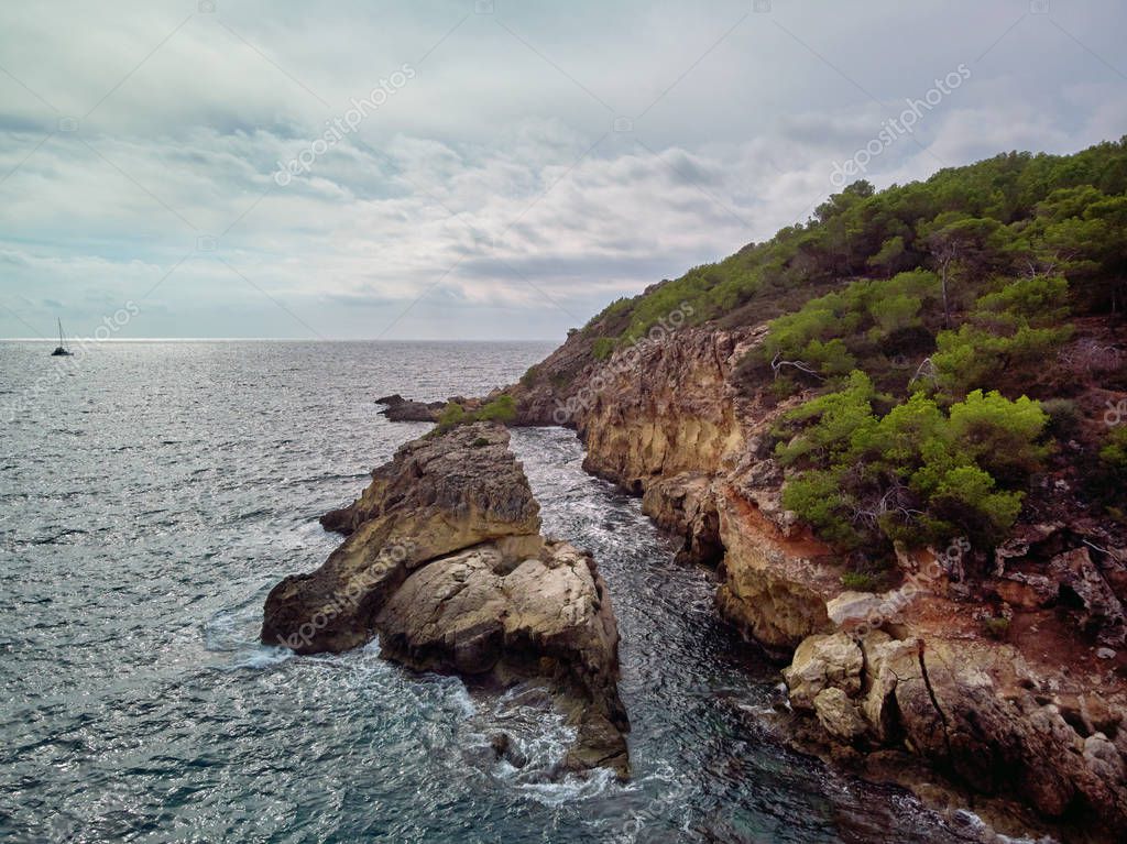 Vista aérea de la costa rocosa y del mar Mediterráneo cerca de Cala ...