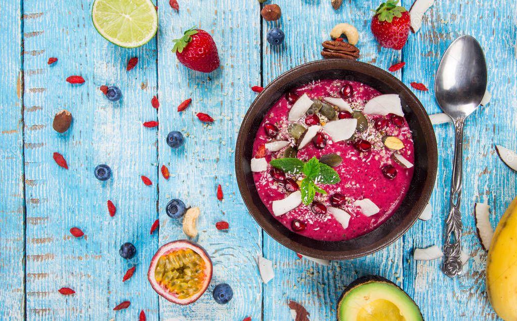 Tazón de batido con bayas frescas, frutos secos, semillas, frutas y ...