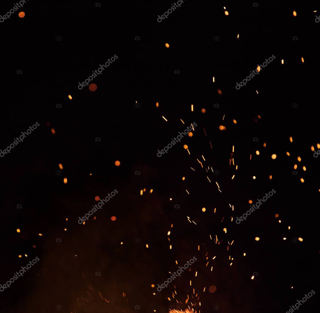 Chispas ardientes volando. Fondo de llamas hermosas. 2023