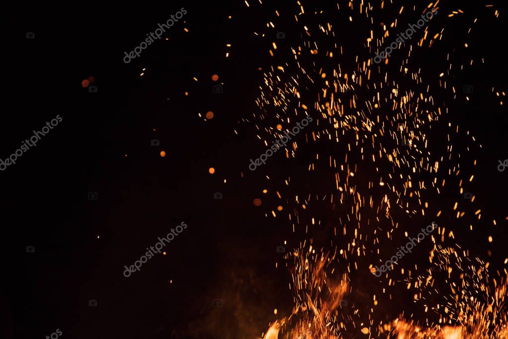 Chispas ardientes volando. Fondo de llamas hermosas. 2024