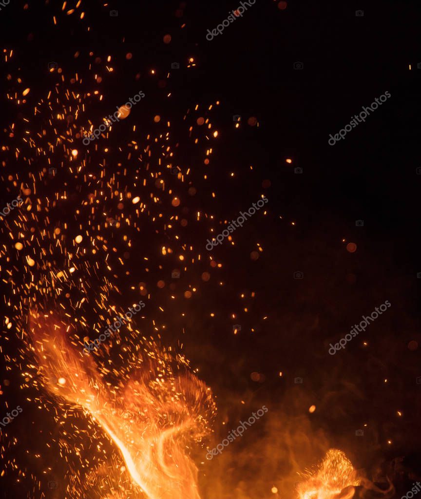 Chispas ardientes volando. Fondo de llamas hermosas. 2024