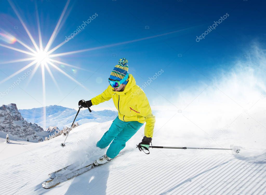 Esquiador esquiando cuesta abajo en las altas montañas 2022