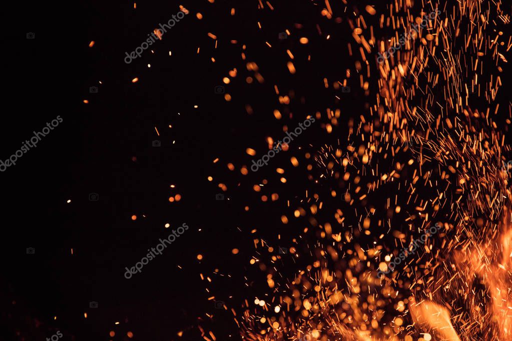 Chispas ardientes volando. Fondo de llamas hermosas. 2023