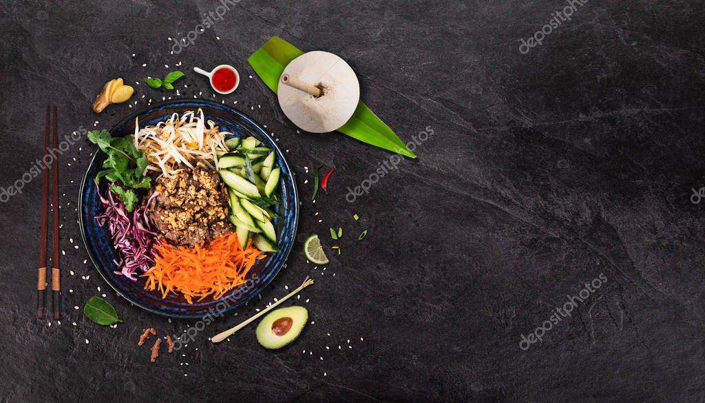 Bun bo nam bo asiático comida fondo con varios ingredientes en piedra ...