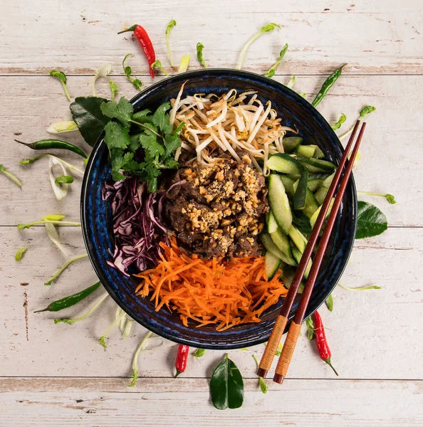 Bun bo nam bo asiático comida fondo con varios ingredientes en rústico ...
