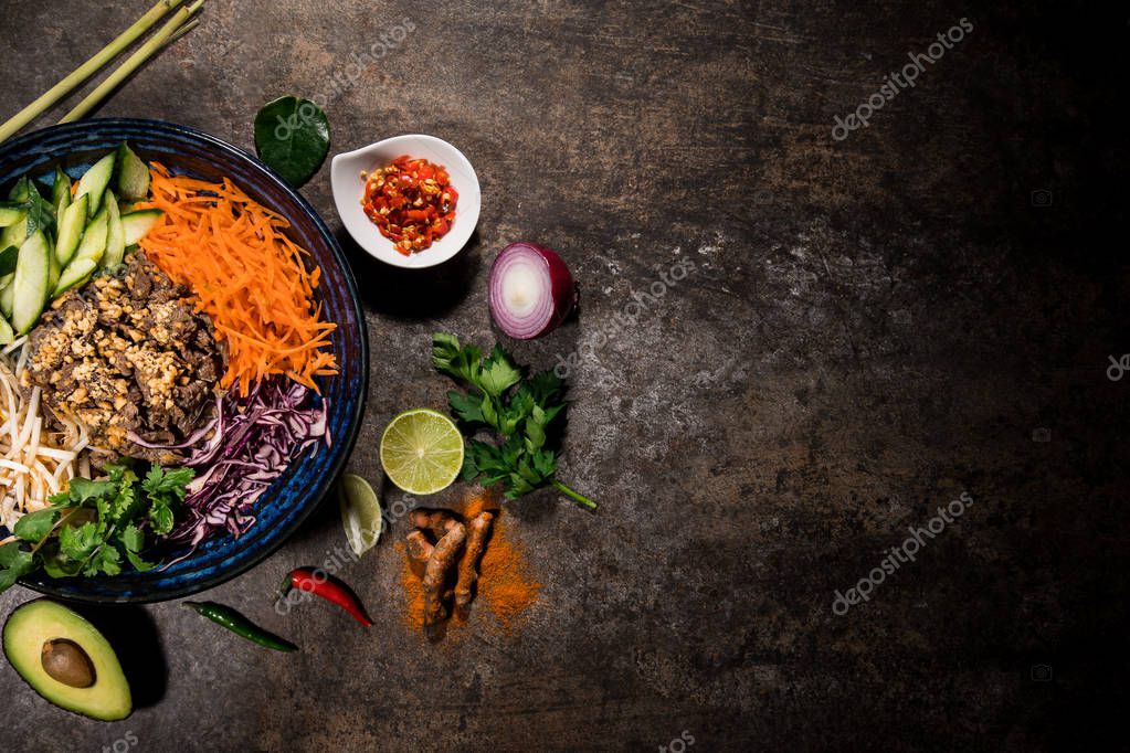 Bun bo nam bo asiático comida fondo con varios ingredientes en piedra ...