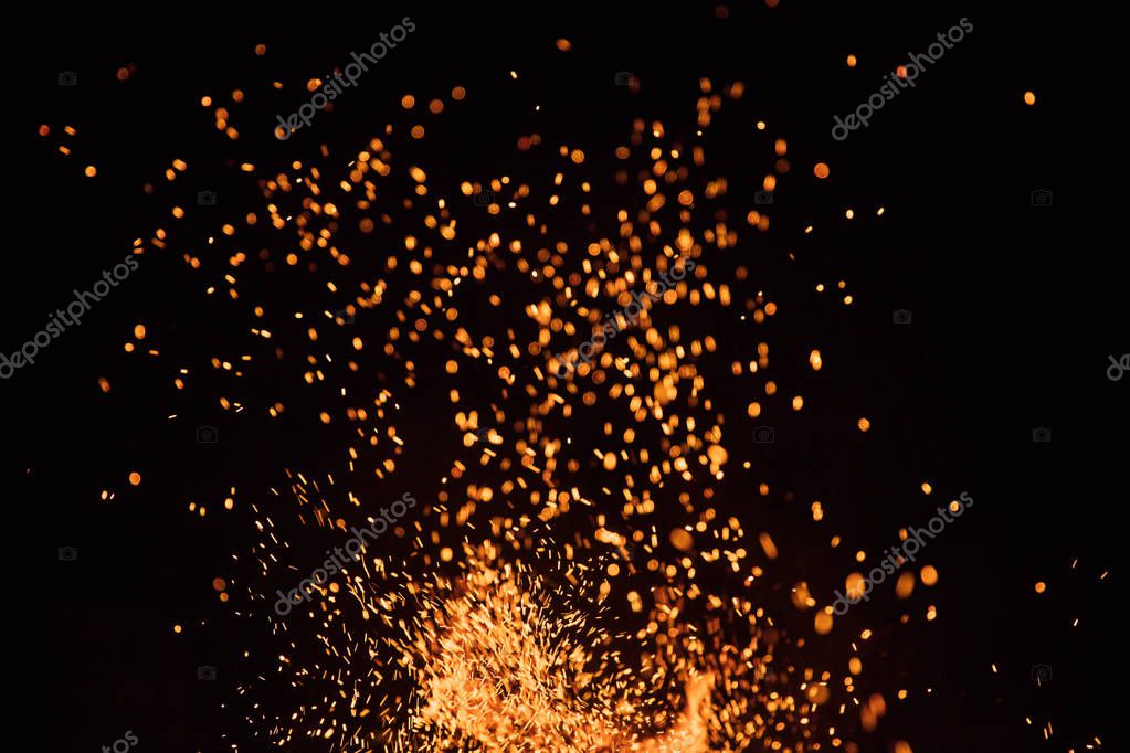 Chispas ardientes volando. Fondo de llamas hermosas. 2024