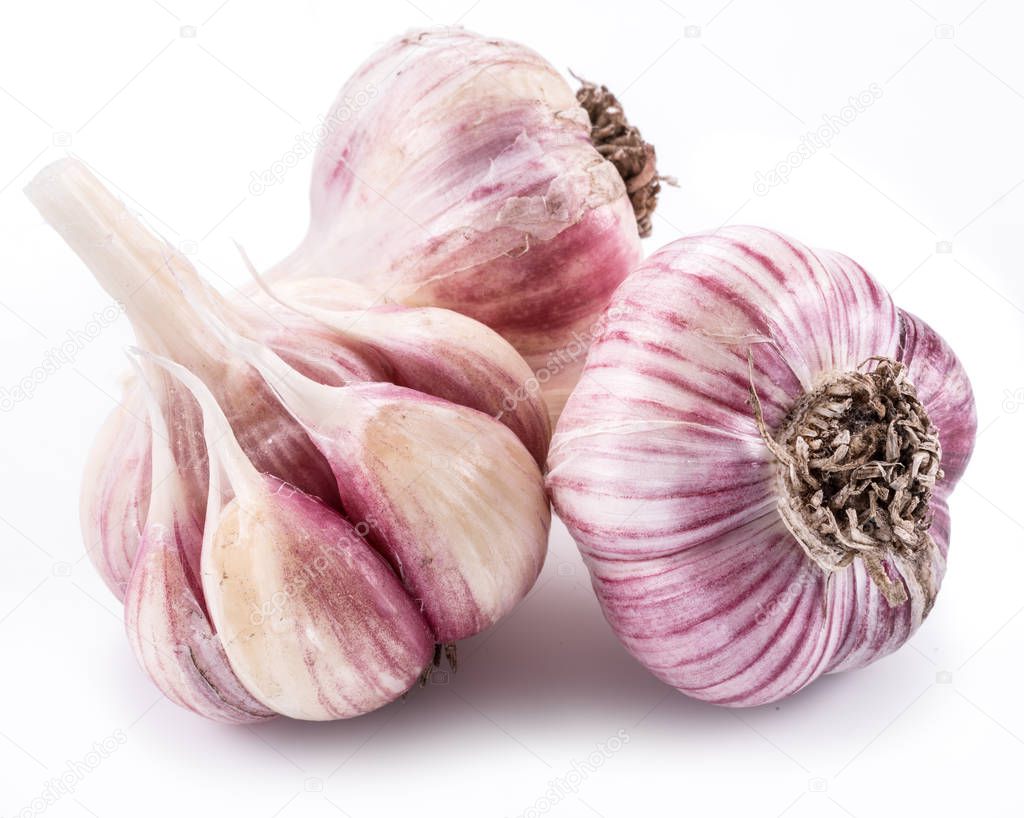 Bulbo de ajo y dientes de ajo aislados sobre fondo blanco. 2022