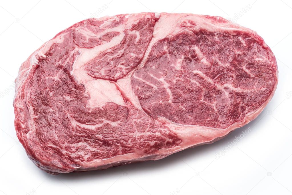 Filete crudo de Ribeye o filete de res aislado sobre fondo blanco. 2022