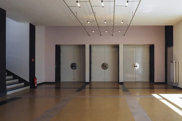 Urbanismo hall Stockfotos, lizenzfreie Urbanismo hall Bilder ...