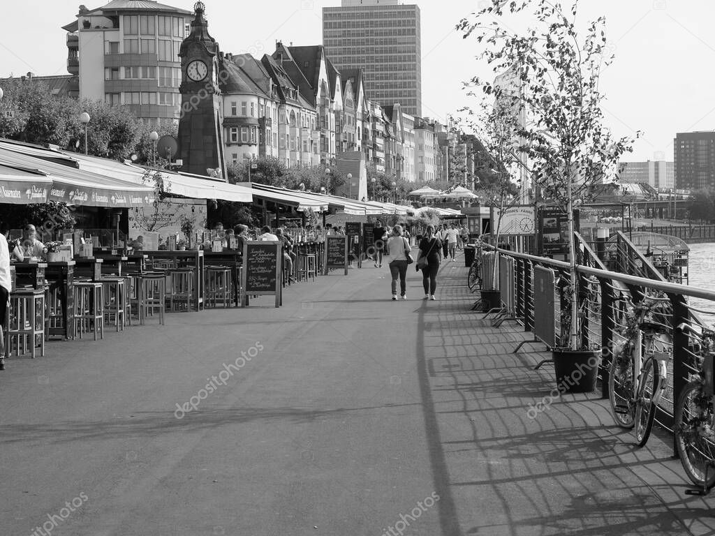 DUESSELDORF, ALEMANIA - CIRCA AGOSTO 2019: La gente en ...
