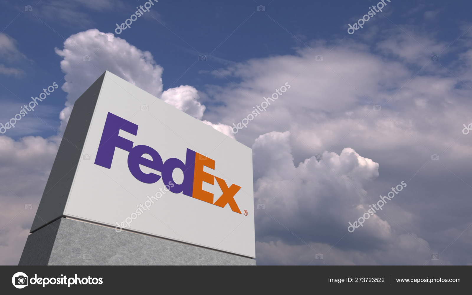 Logotipo de FEDEX en un soporte contra el cielo nublado, representación ...