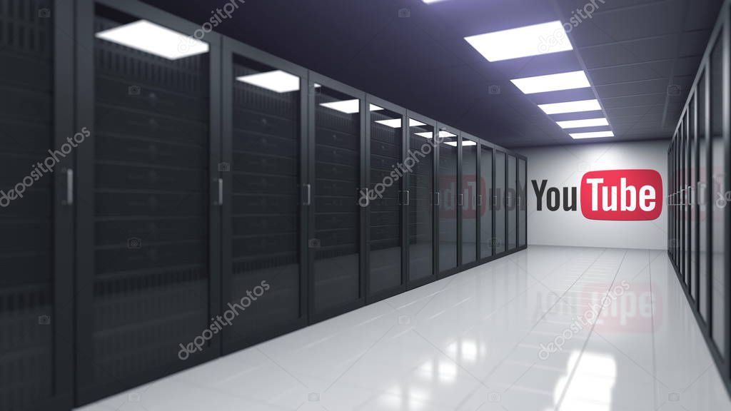 Logotipo de YOUTUBE en la pared de una sala de servidores ...