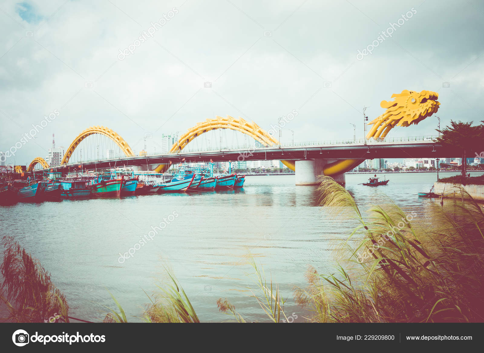 Puente Del Dragón Cua Rong Este Moderno Puente Cruza Río — Foto de ...