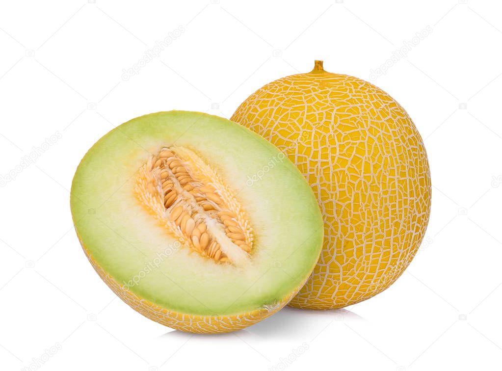 melón naranja perla entera y media aislado sobre fondo blanco 2023
