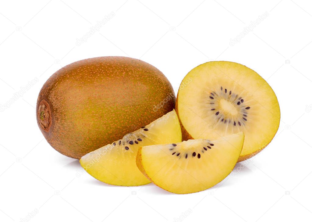 entero y medio con rodajas de kiwi amarillo aislado sobre fondo blanco 2023