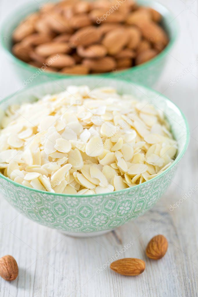 almendras en rodajas en la superficie de madera 2025