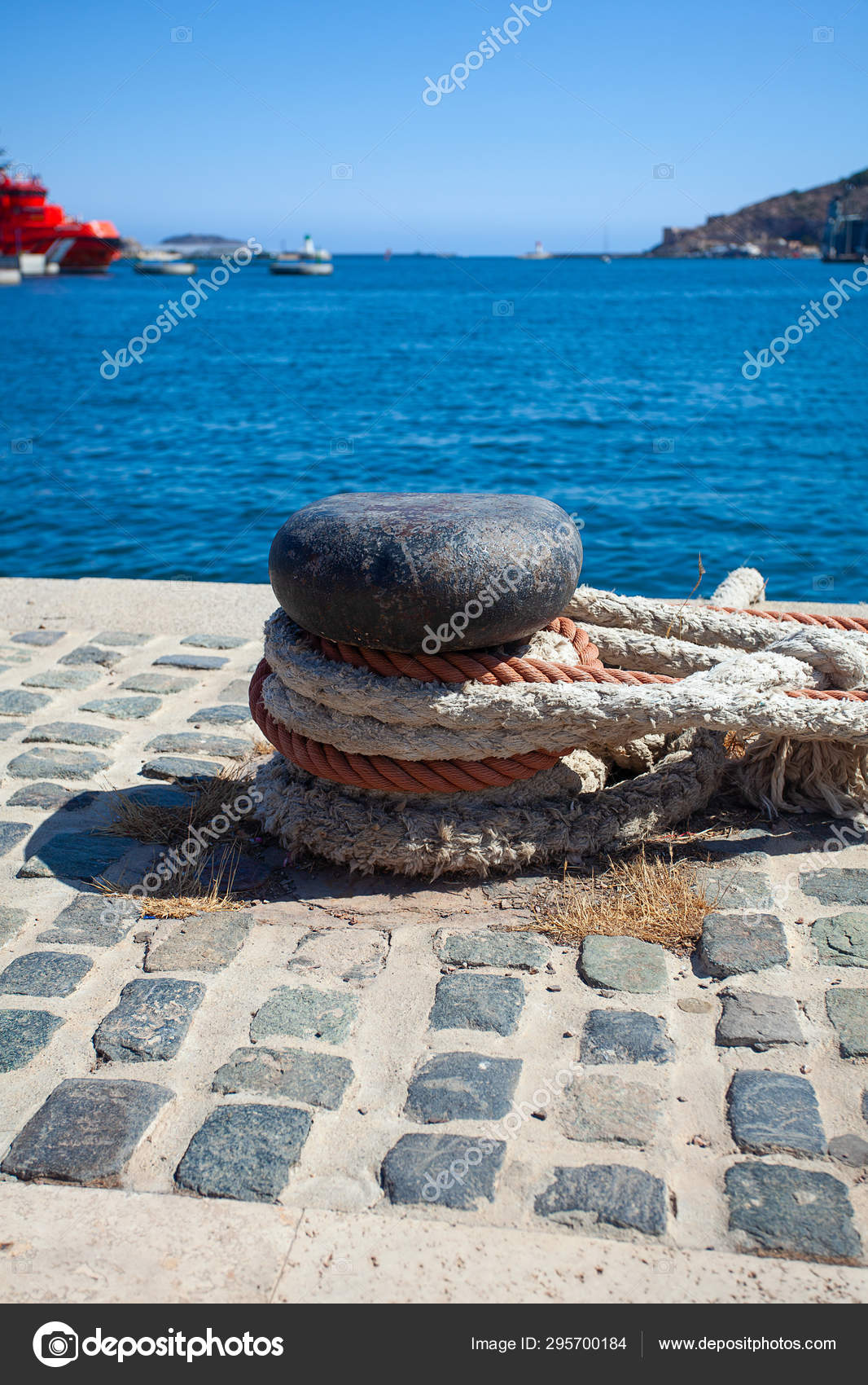 Pier Metallic Stump Docking Ropes Stock Photo by ©dianazh 295700184