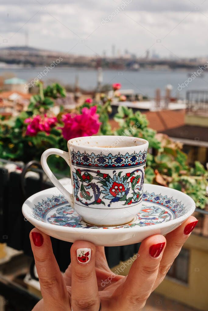 Taza de té tradicional turca con adornos en las manos con la vista de ...