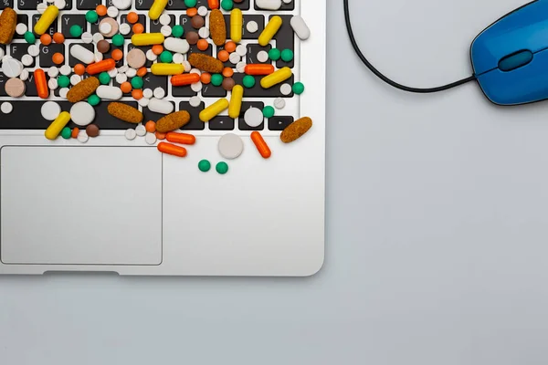 Pastillas en ordenador teclado Stock Photos, Royalty Free Pastillas en ...