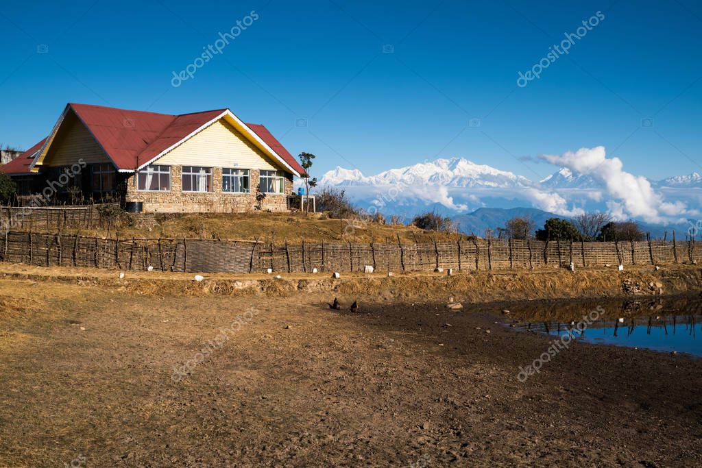 paisaje de Tonglu trekkers cabaña y monte Kangchenjunga durante el día ...