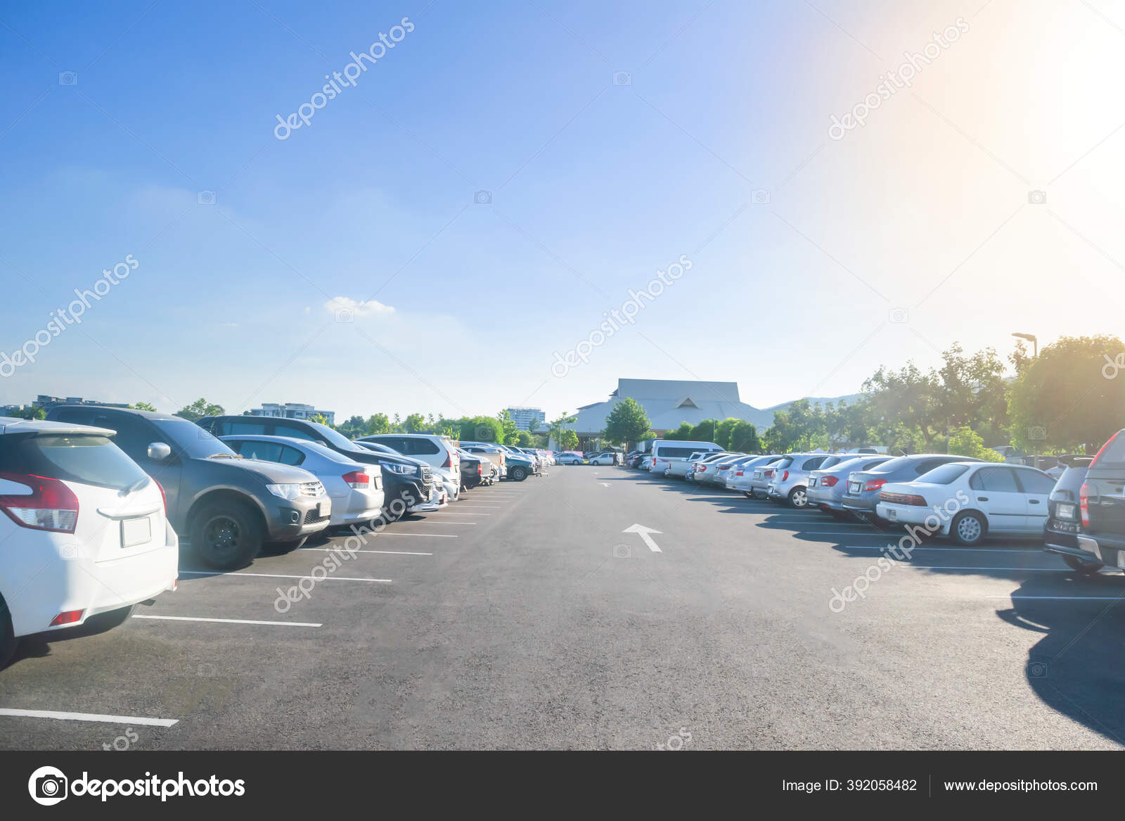 Car Parking Large Asphalt Parking Lot Trees Sunlight Blue Sky Stock Photo by ©merrymuuu 392058482
