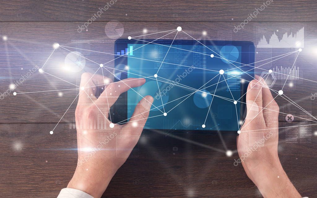 Tableta de mano con gr ficos y gr ficos vinculados concepto 2024