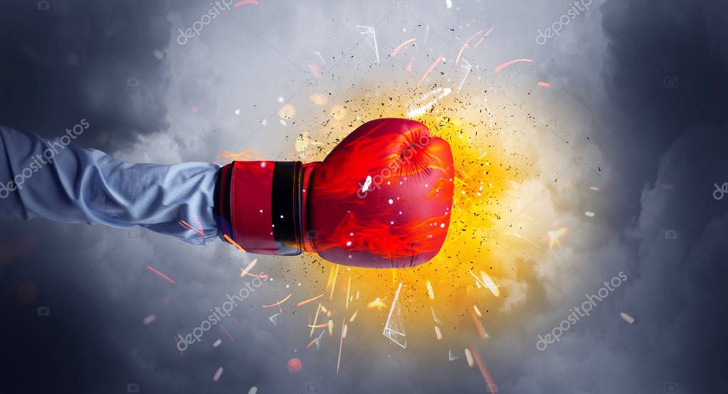 La mano golpea intensamente y el espacio explota 2023