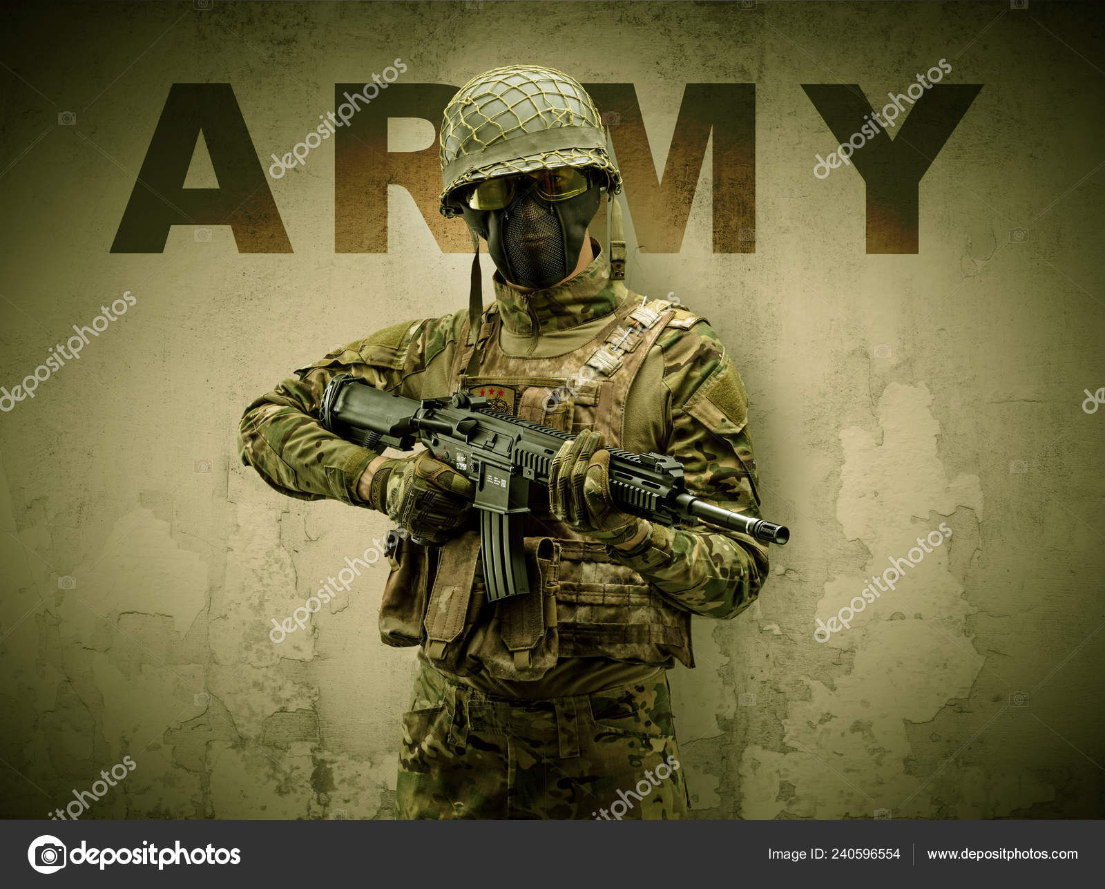Soldado armado con fondo de pared dañado — Foto de stock #240596554 ...