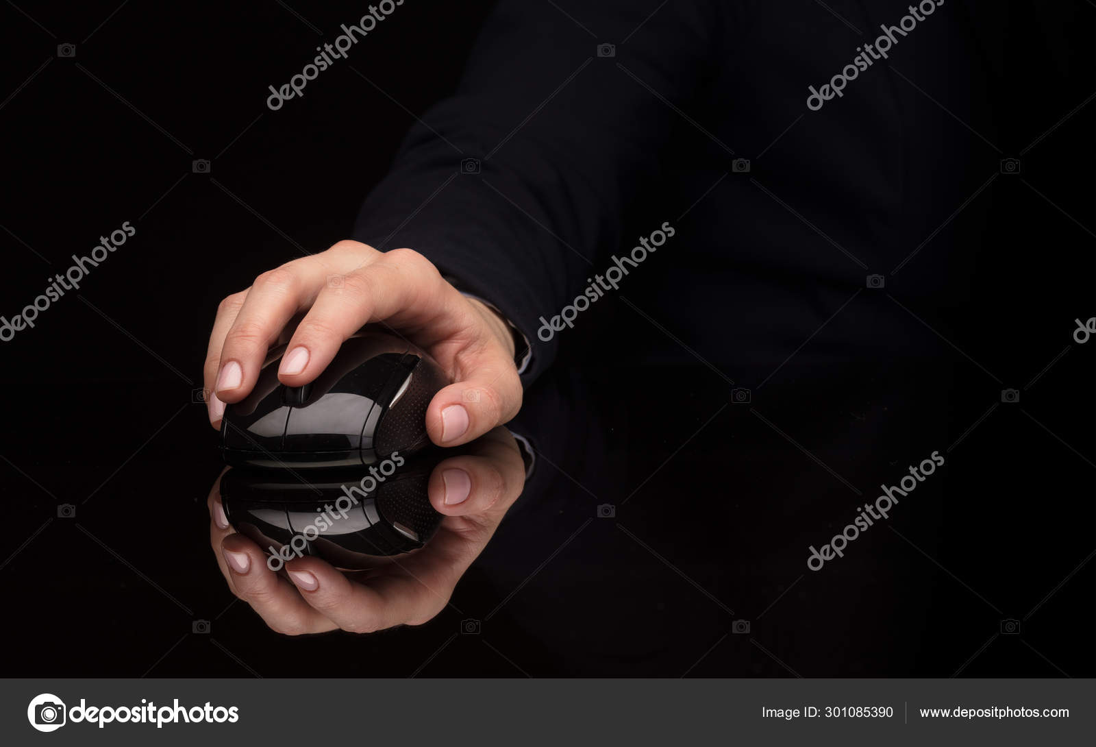 Hand using mouse on dark background Stock Photo by ©ra2studio 301085390