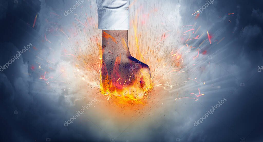 La mano golpea intensamente y hace fuego 2024