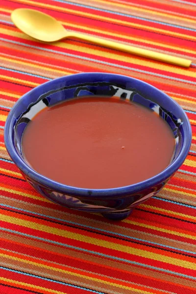 Salsa caliente mexicana artesanal en tazón de talavera vintage, con un ...