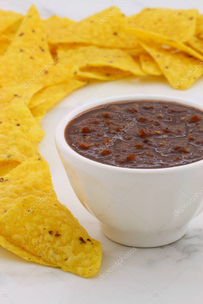 Salsa artesanal chipotle mexicana sobre mesa de mármol carrara vintage ...