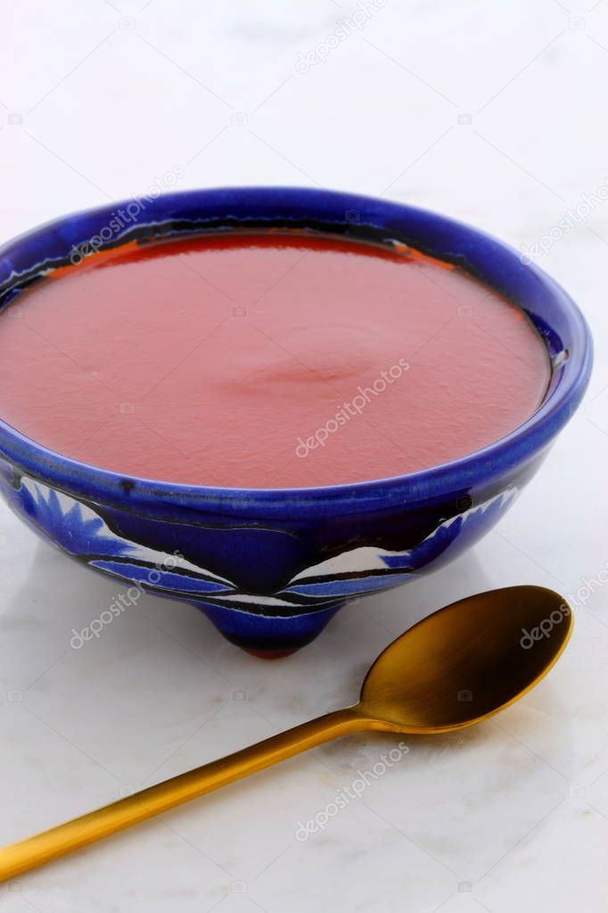 Salsa caliente mexicana artesanal en tazón de talavera vintage, con un ...