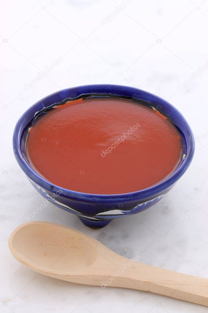 Salsa caliente mexicana artesanal en tazón de talavera vintage, con un ...