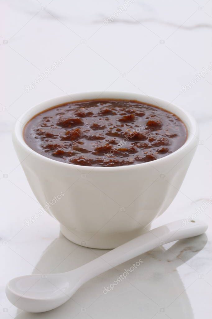 Salsa artesanal chipotle mexicana sobre mesa de mármol carrara vintage ...