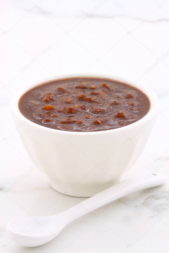 Salsa artesanal chipotle mexicana sobre mesa de m rmol carrara vintage ...