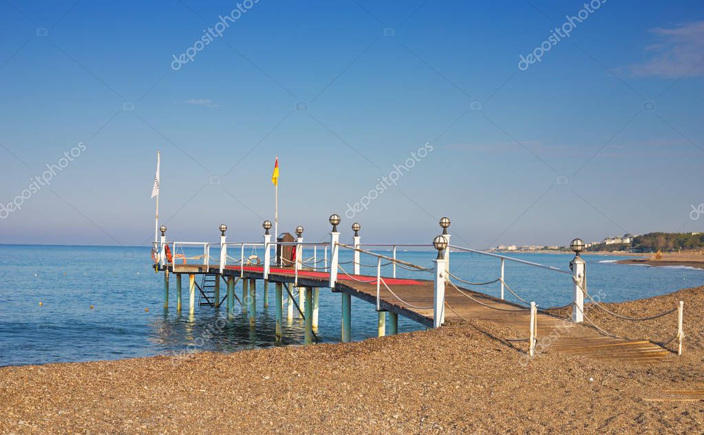 Mañana en la playa de Side, Turquía. Vista del muelle que conduce al ...