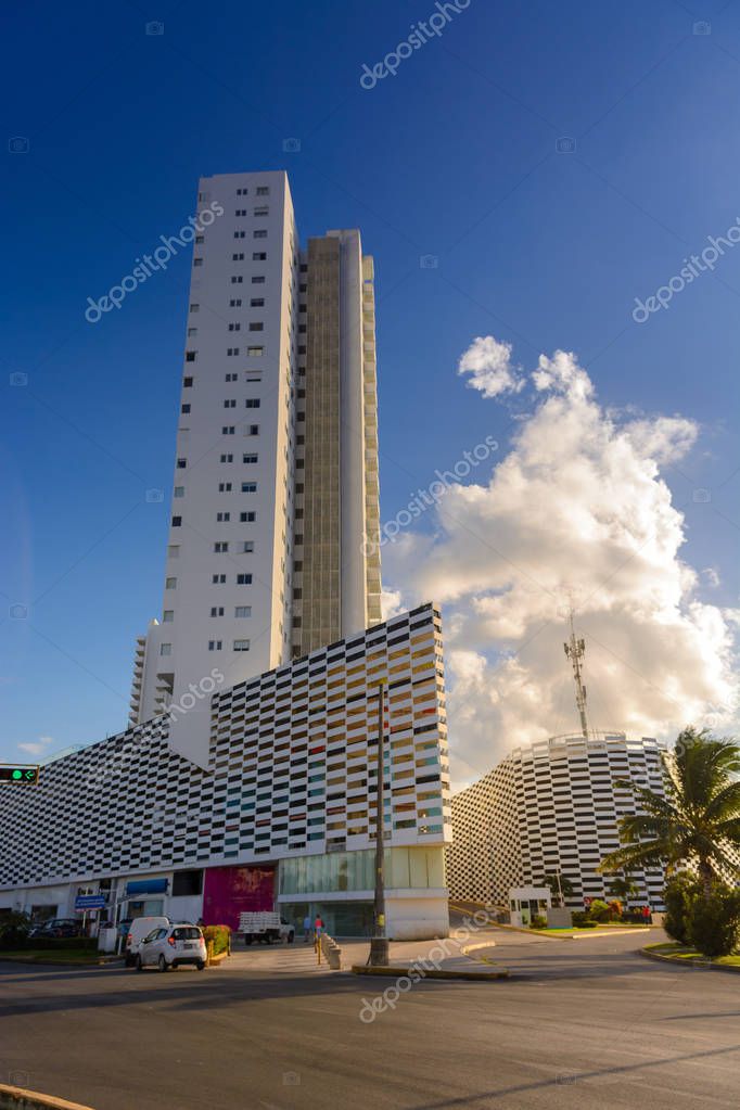 Moderno edificio de centro comercial en Canc n. M xico.. 2024