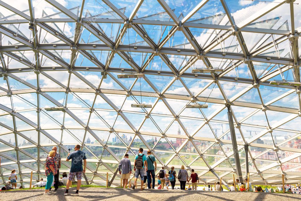 Moscú - 17 de junio de 2018: La gente visita un anfiteatro moderno con ...