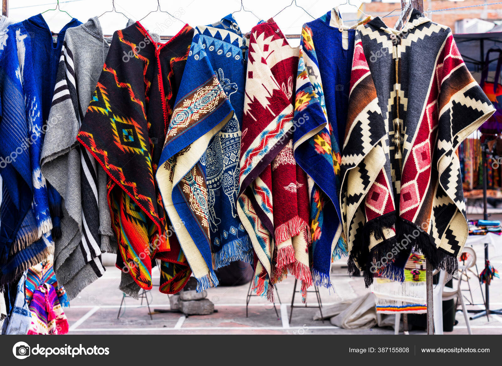Ponchos Tradicionales Diferentes Colores Exhibición Otavalo Mercado ...