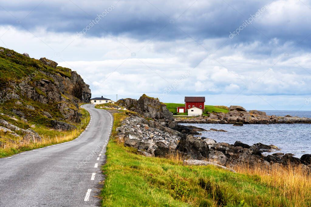 Paisaje costero noruego con casas rojas típicas. Las casas rojas de ...