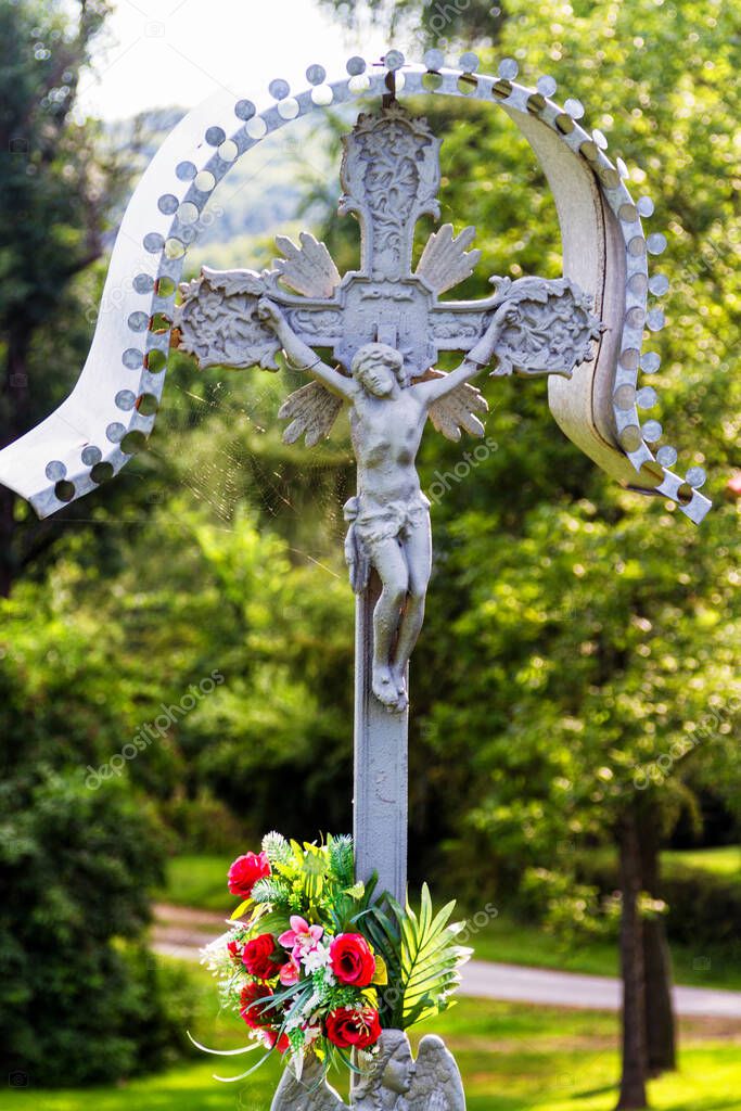 WYSOWA, POLONIA - 15 de agosto de 2017: Santuario junto al camino en ...