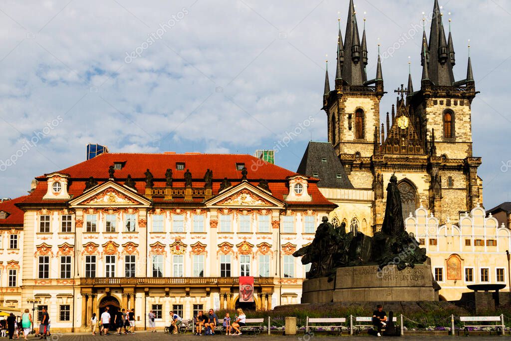 Praga RepÚblica Checa 5 De Agosto De 2018 Plaza Del Casco Antiguo De Praga Catedral De Tyn