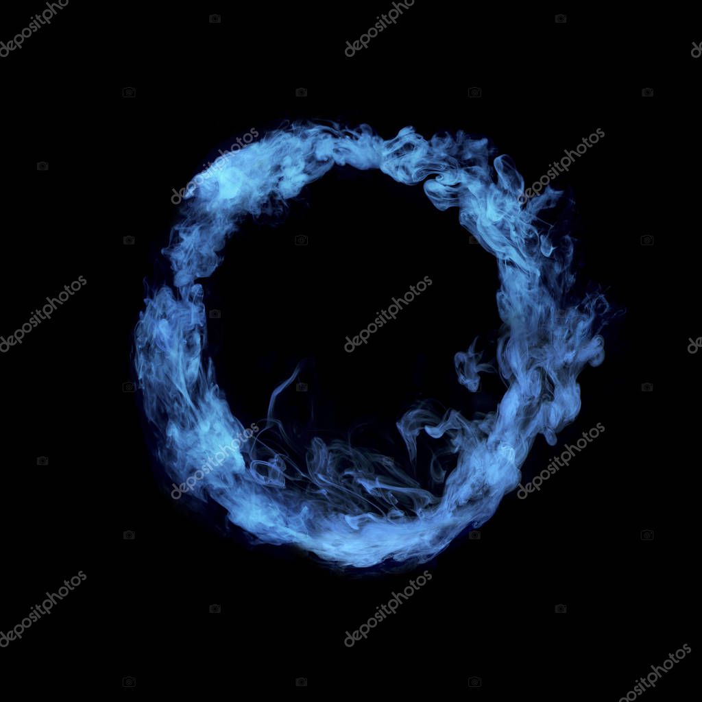 círculo de humo de color azul aislado sobre fondo negro 2022