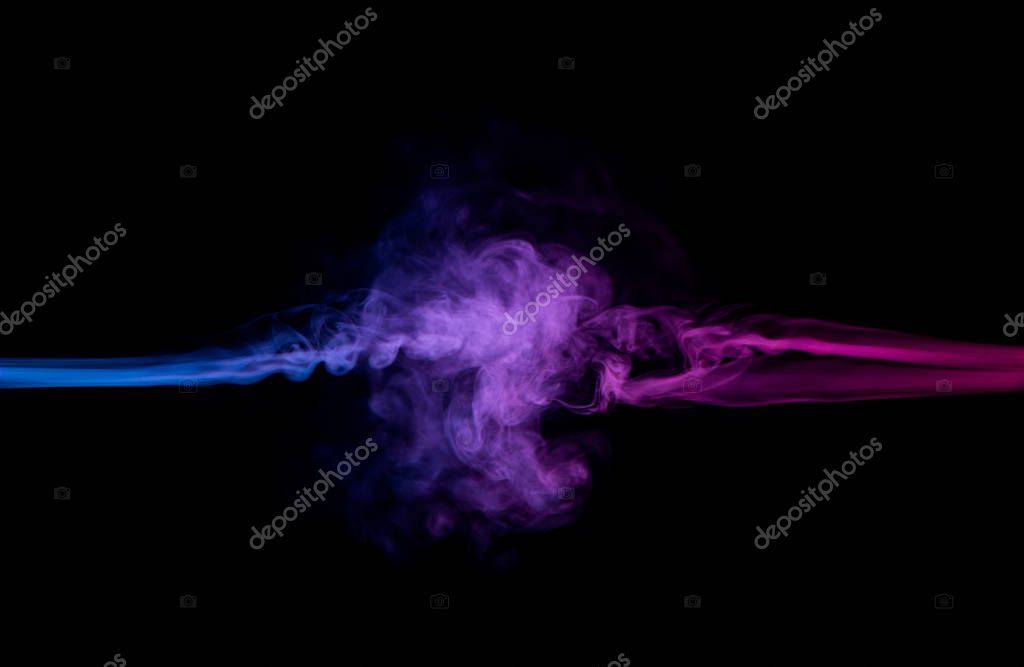 resistencia del humo azul y rojo en movimiento de soplado aislado sobre ...