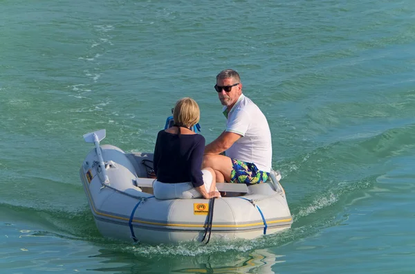 Monter un bateau Stock Photos, Royalty Free Monter un bateau Images ...